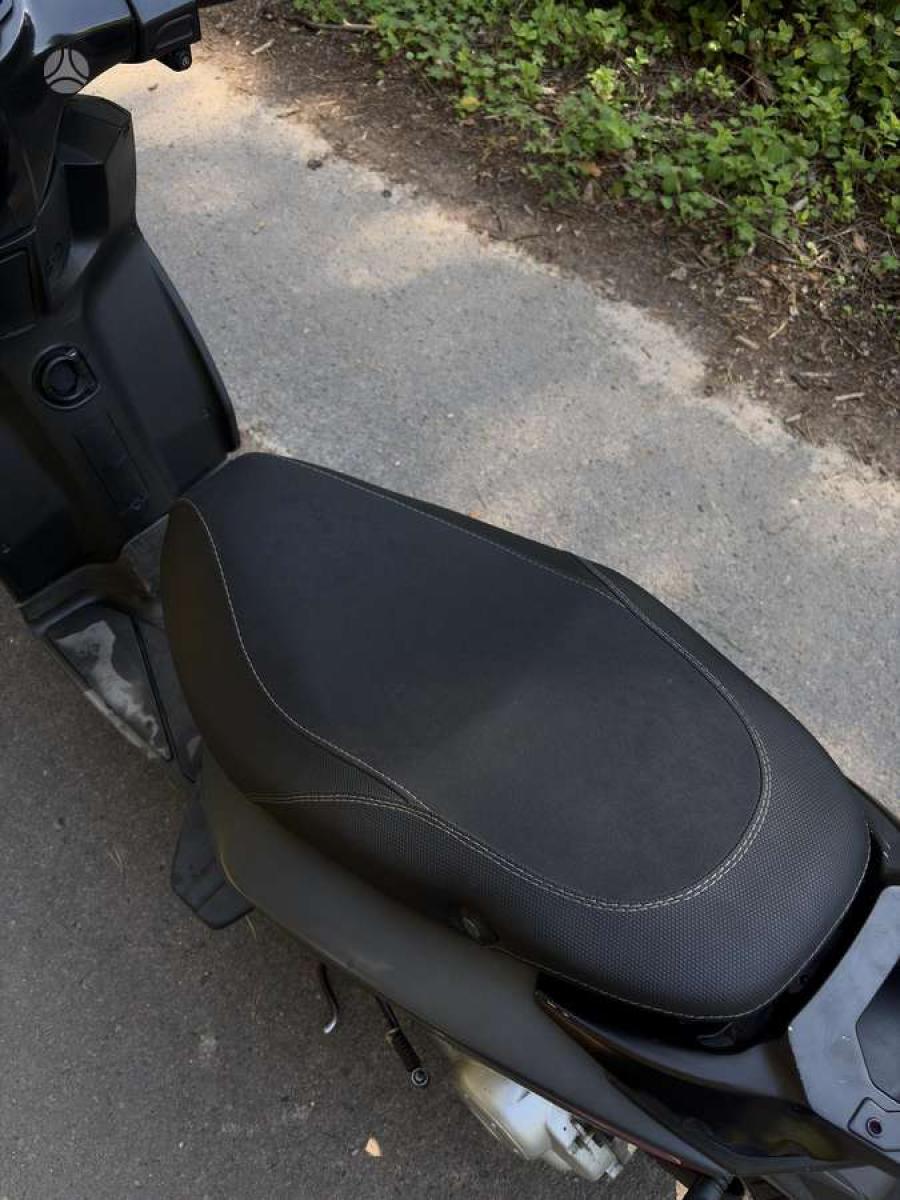 Black Aprilia SR 2017 in Vilnius, with an engine capacity of 50.00 L and mileage of 11 thousand km for 1350 €, photo 12 on AUTOMOTO.COM.LV