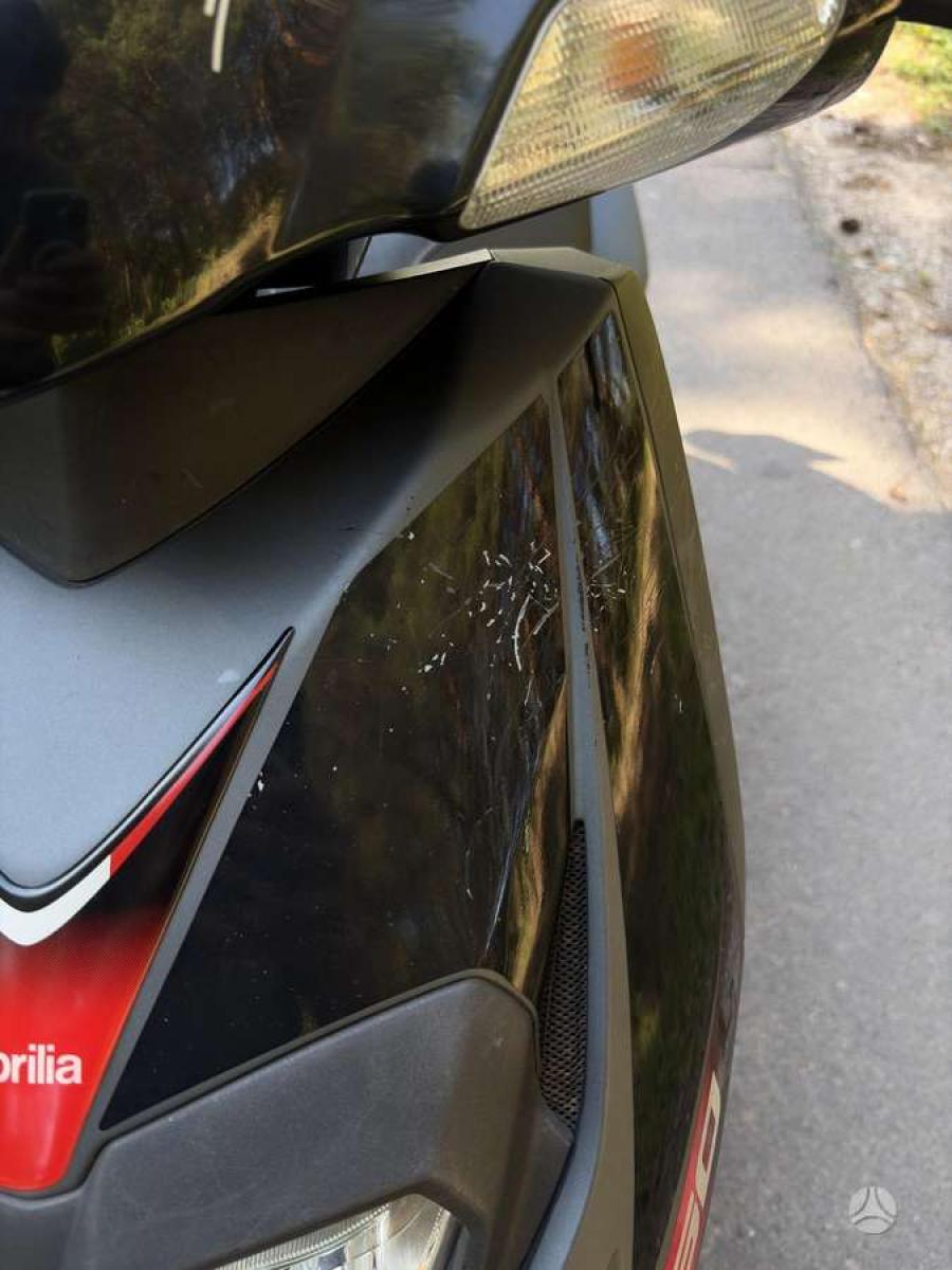 Black Aprilia SR 2017 in Vilnius, with an engine capacity of 50.00 L and mileage of 11 thousand km for 1350 €, photo 14 on AUTOMOTO.COM.LV