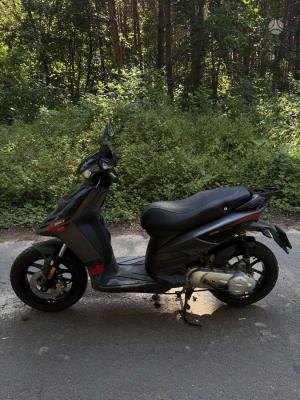 Black Aprilia SR 2017 in Vilnius, with an engine capacity of 50.00 L and mileage of 11 thousand km for 1350 €, photo 15 on AUTOMOTO.COM.LV