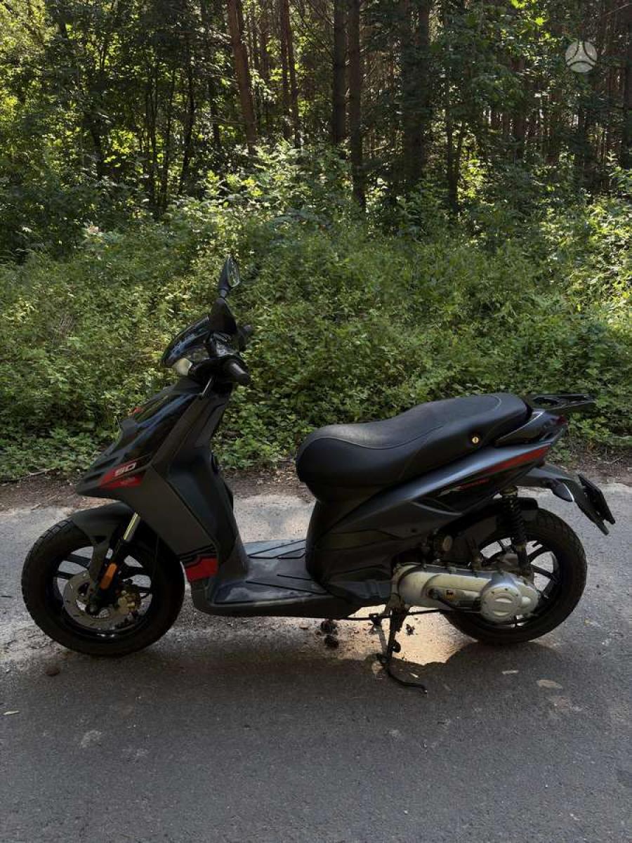 Black Aprilia SR 2017 in Vilnius, with an engine capacity of 50.00 L and mileage of 11 thousand km for 1350 €, photo 15 on AUTOMOTO.COM.LV