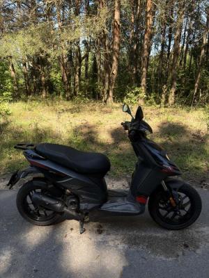 Black Aprilia SR 2017 in Vilnius, with an engine capacity of 50.00 L and mileage of 11 thousand km for 1350 €, photo 16 on AUTOMOTO.COM.LV