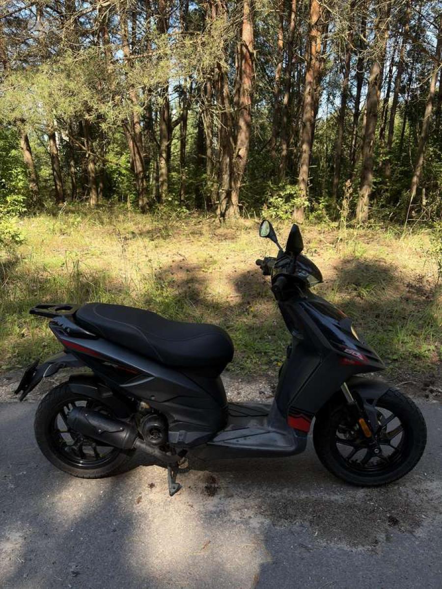 Black Aprilia SR 2017 in Vilnius, with an engine capacity of 50.00 L and mileage of 11 thousand km for 1350 €, photo 16 on AUTOMOTO.COM.LV