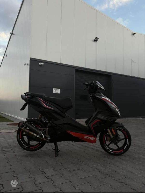 Black Aprilia SR 2017 in Kaunas, with an engine capacity of 49.00 L and mileage of 24 thousand km for 2000 €, photo 1 on AUTOMOTO.COM.LV