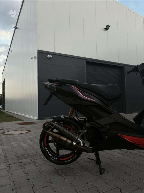 Black Aprilia SR 2017 in Kaunas, with an engine capacity of 49.00 L and mileage of 24 thousand km for 2000 €, photo 3 on AUTOMOTO.COM.LV