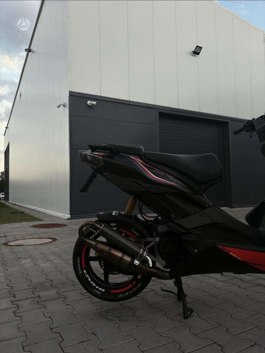 Black Aprilia SR 2017 in Kaunas, with an engine capacity of 49.00 L and mileage of 24 thousand km for 2000 €, photo 3 on AUTOMOTO.COM.LV