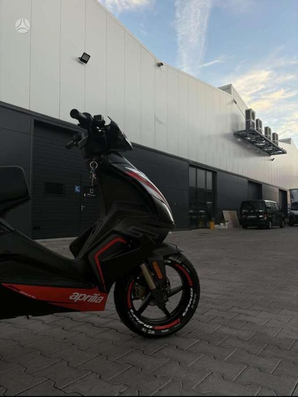 Black Aprilia SR 2017 in Kaunas, with an engine capacity of 49.00 L and mileage of 24 thousand km for 2000 €, photo 4 on AUTOMOTO.COM.LV