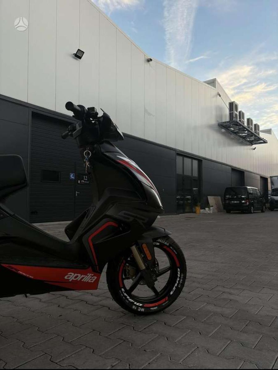 Black Aprilia SR 2017 in Kaunas, with an engine capacity of 49.00 L and mileage of 24 thousand km for 2000 €, photo 4 on AUTOMOTO.COM.LV