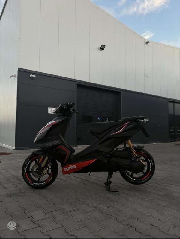 Black Aprilia SR 2017 in Kaunas, with an engine capacity of 49.00 L and mileage of 24 thousand km for 2000 €, photo 5 on AUTOMOTO.COM.LV