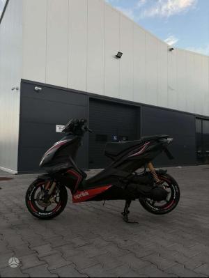 Black Aprilia SR 2017 in Kaunas, with an engine capacity of 49.00 L and mileage of 24 thousand km for 2000 €, photo 5 on AUTOMOTO.COM.LV