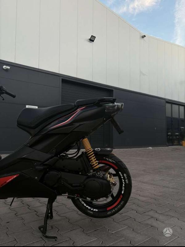 Black Aprilia SR 2017 in Kaunas, with an engine capacity of 49.00 L and mileage of 24 thousand km for 2000 €, photo 6 on AUTOMOTO.COM.LV