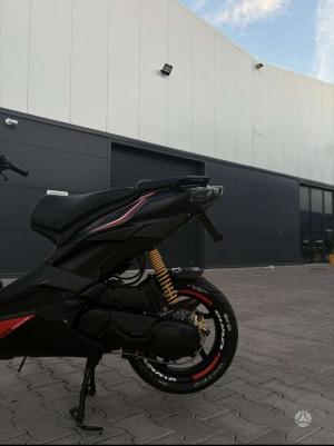 Black Aprilia SR 2017 in Kaunas, with an engine capacity of 49.00 L and mileage of 24 thousand km for 2000 €, photo 6 on AUTOMOTO.COM.LV