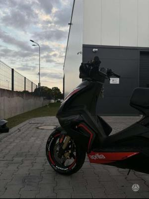 Black Aprilia SR 2017 in Kaunas, with an engine capacity of 49.00 L and mileage of 24 thousand km for 2000 €, photo 7 on AUTOMOTO.COM.LV