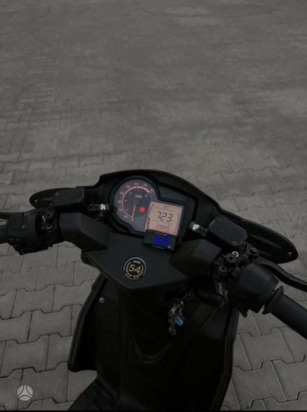 Black Aprilia SR 2017 in Kaunas, with an engine capacity of 49.00 L and mileage of 24 thousand km for 2000 €, photo 8 on AUTOMOTO.COM.LV
