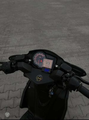 Black Aprilia SR 2017 in Kaunas, with an engine capacity of 49.00 L and mileage of 24 thousand km for 2000 €, photo 8 on AUTOMOTO.COM.LV