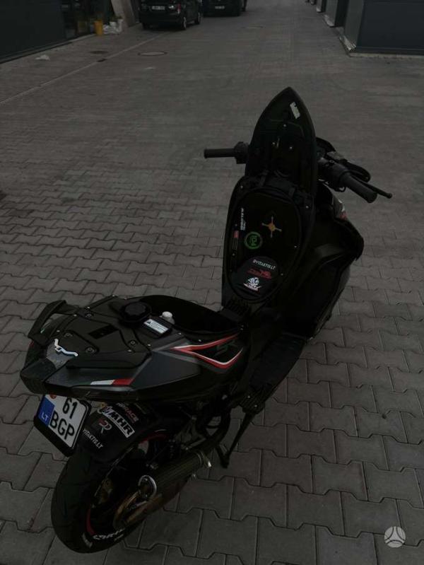 Black Aprilia SR 2017 in Kaunas, with an engine capacity of 49.00 L and mileage of 24 thousand km for 2000 €, photo 9 on AUTOMOTO.COM.LV