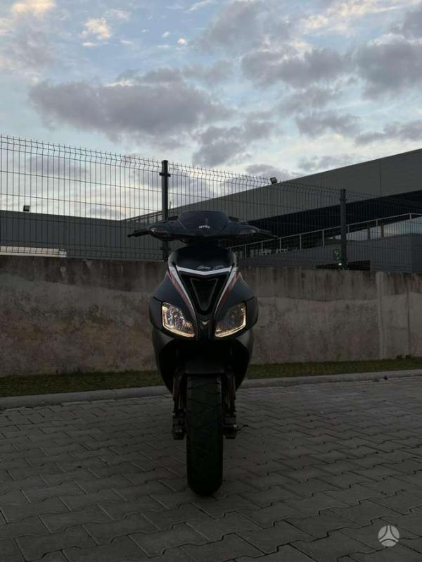 Black Aprilia SR 2017 in Kaunas, with an engine capacity of 49.00 L and mileage of 24 thousand km for 2000 €, photo 10 on AUTOMOTO.COM.LV