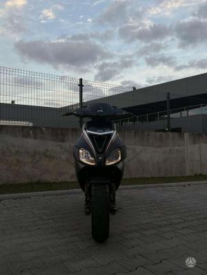 Black Aprilia SR 2017 in Kaunas, with an engine capacity of 49.00 L and mileage of 24 thousand km for 2000 €, photo 10 on AUTOMOTO.COM.LV