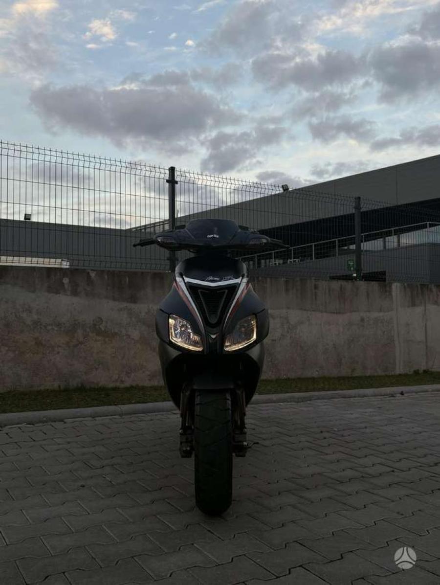 Black Aprilia SR 2017 in Kaunas, with an engine capacity of 49.00 L and mileage of 24 thousand km for 2000 €, photo 10 on AUTOMOTO.COM.LV