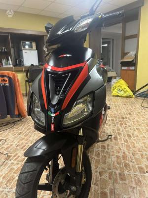 Black Aprilia SR 2018 in Vilnius, with an engine capacity of 49.00 L and mileage of 5 thousand km for 1950 €, photo  on AUTOMOTO.COM.LV
