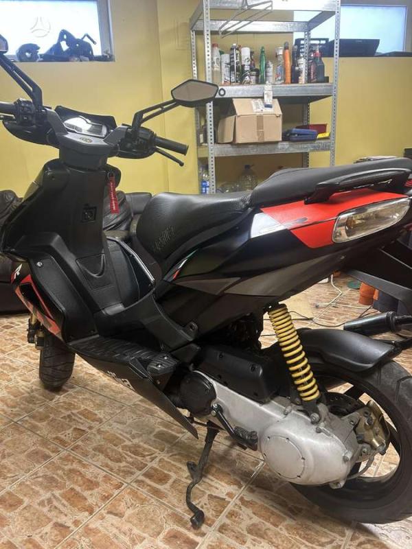Melns Aprilia SR 2018 Viļņa, ar dzinēja tilpumu 49.00 L un nobraukumu 5 tūkst. km par 1950 €, foto 2 vietnē AUTOMOTO.COM.LV