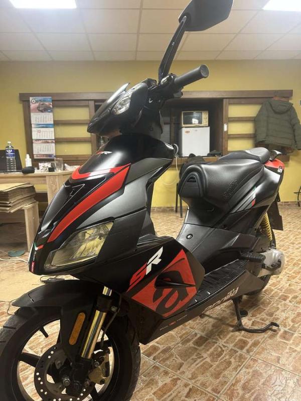 Melns Aprilia SR 2018 Viļņa, ar dzinēja tilpumu 49.00 L un nobraukumu 5 tūkst. km par 1950 €, foto 3 vietnē AUTOMOTO.COM.LV