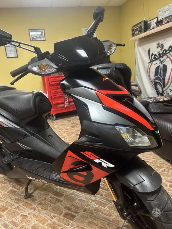 Melns Aprilia SR 2018 Viļņa, ar dzinēja tilpumu 49.00 L un nobraukumu 5 tūkst. km par 1950 €, foto 4 vietnē AUTOMOTO.COM.LV