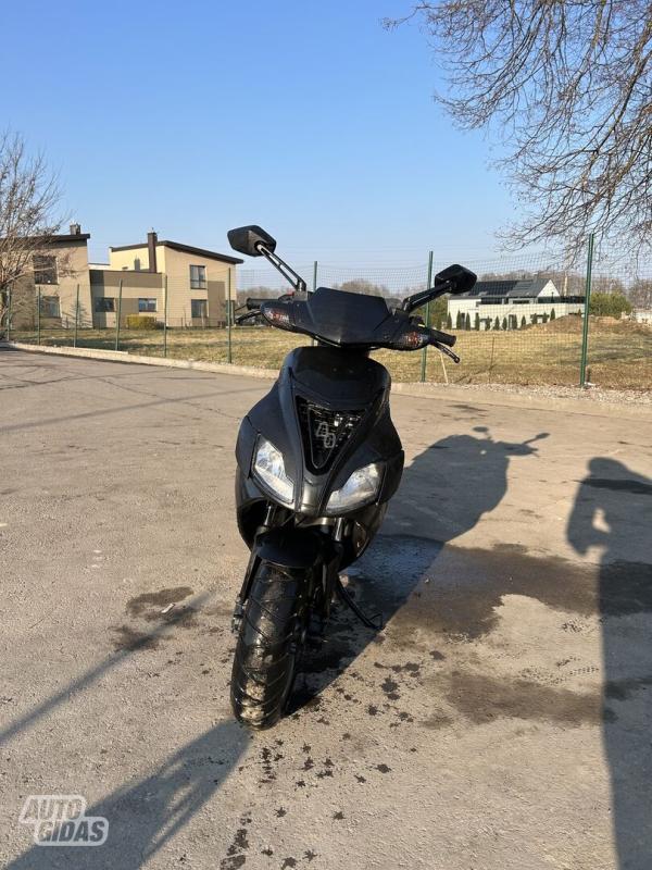 Black Aprilia SR 2018 in Kaunas, with an engine capacity of 0.05 L and mileage of 8 thousand km for 1250 €, photo 1 on AUTOMOTO.COM.LV