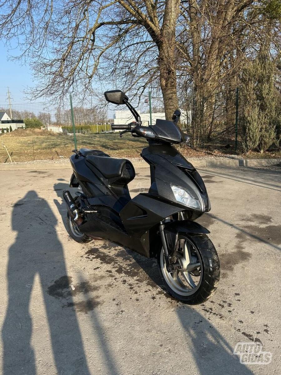 Melns Aprilia SR 2018 Kauņa, ar dzinēja tilpumu 0.05 L un nobraukumu 8 tūkst. km par 1250 €, foto 2 vietnē AUTOMOTO.COM.LV