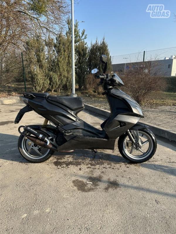 Black Aprilia SR 2018 in Kaunas, with an engine capacity of 0.05 L and mileage of 8 thousand km for 1250 €, photo 3 on AUTOMOTO.COM.LV