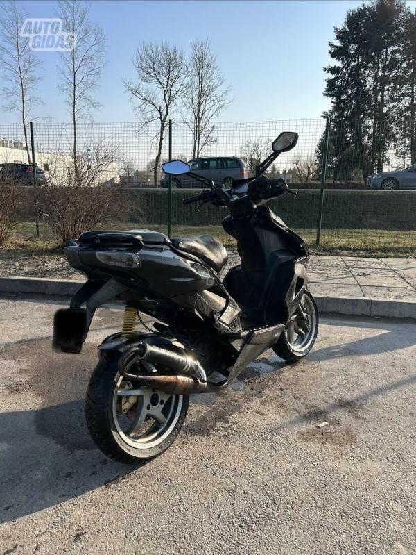 Black Aprilia SR 2018 in Kaunas, with an engine capacity of 0.05 L and mileage of 8 thousand km for 1250 €, photo 4 on AUTOMOTO.COM.LV