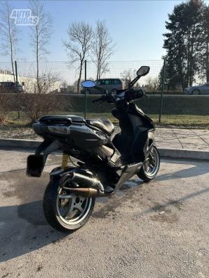 Melns Aprilia SR 2018 Kauņa, ar dzinēja tilpumu 0.05 L un nobraukumu 8 tūkst. km par 1250 €, foto 4 vietnē AUTOMOTO.COM.LV