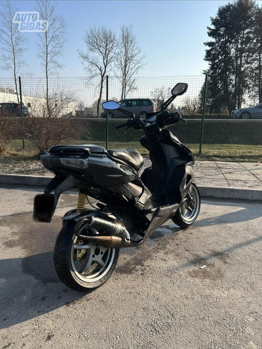 Melns Aprilia SR 2018 Kauņa, ar dzinēja tilpumu 0.05 L un nobraukumu 8 tūkst. km par 1250 €, foto 4 vietnē AUTOMOTO.COM.LV