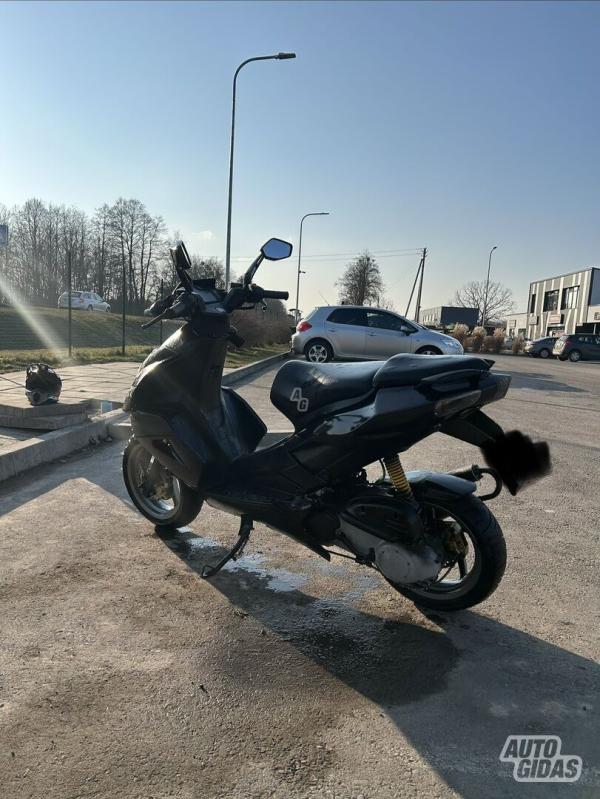 Black Aprilia SR 2018 in Kaunas, with an engine capacity of 0.05 L and mileage of 8 thousand km for 1250 €, photo 6 on AUTOMOTO.COM.LV
