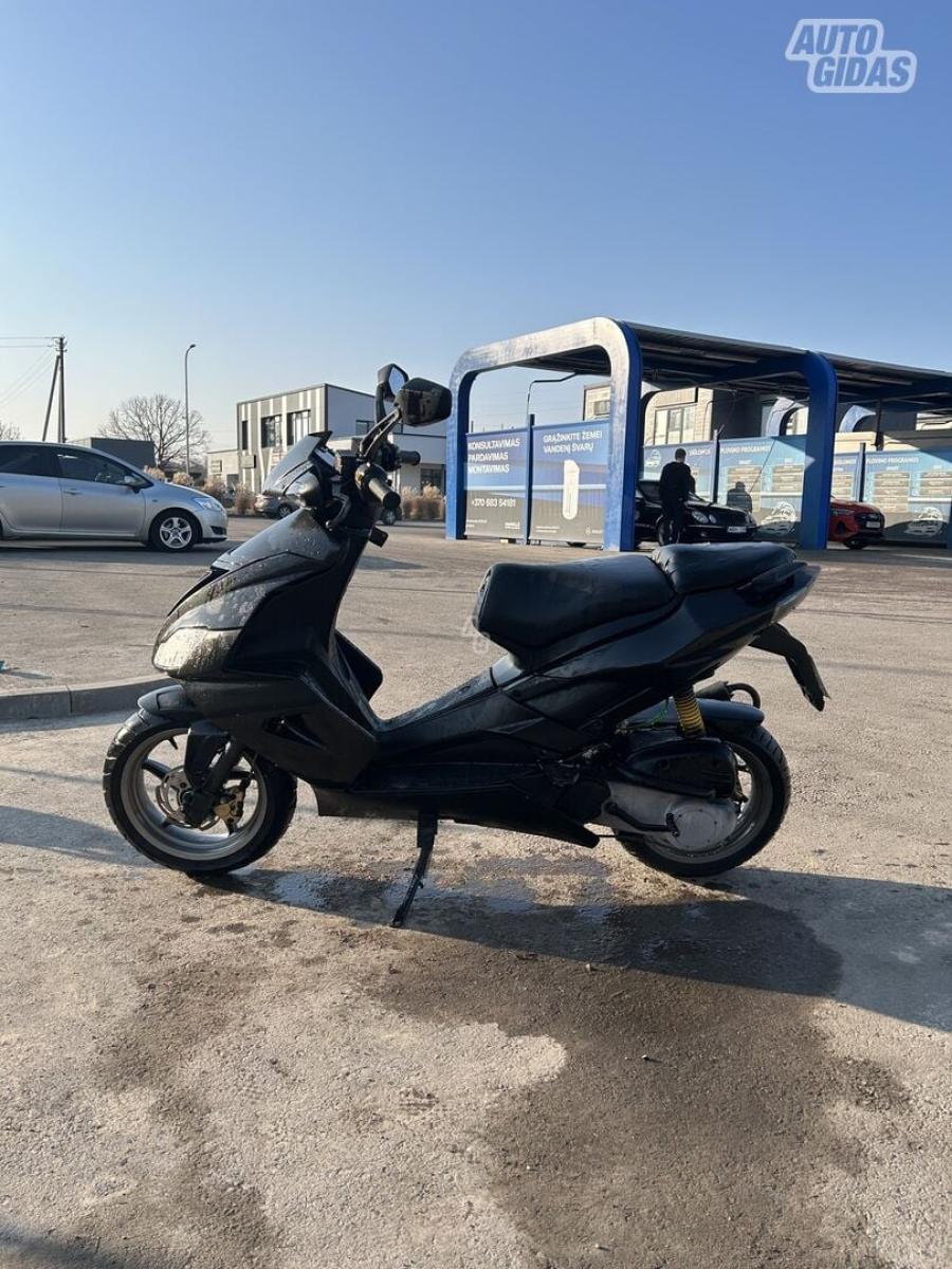 Melns Aprilia SR 2018 Kauņa, ar dzinēja tilpumu 0.05 L un nobraukumu 8 tūkst. km par 1250 €, foto 7 vietnē AUTOMOTO.COM.LV