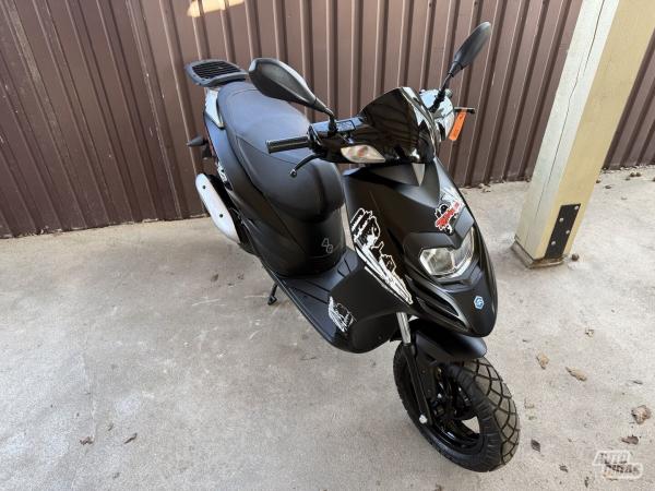 Black Aprilia SR 2018 in Kaunas, with an engine capacity of 0.05 L and mileage of 4 thousand km for 1650 €, photo 1 on AUTOMOTO.COM.LV
