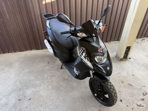 Melns Aprilia SR 2018 Kauņa, ar dzinēja tilpumu 0.05 L un nobraukumu 4 tūkst. km par 1650 €, foto  vietnē AUTOMOTO.COM.LV