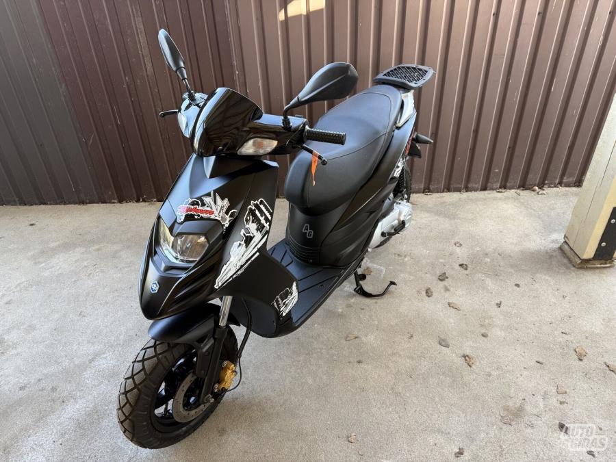 Black Aprilia SR 2018 in Kaunas, with an engine capacity of 0.05 L and mileage of 4 thousand km for 1650 €, photo 7 on AUTOMOTO.COM.LV
