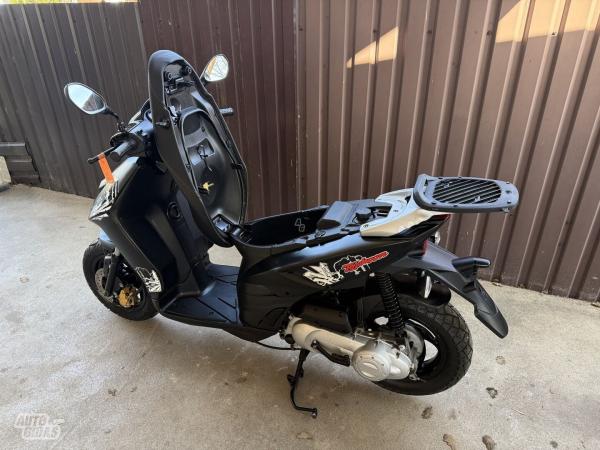 Black Aprilia SR 2018 in Kaunas, with an engine capacity of 0.05 L and mileage of 4 thousand km for 1650 €, photo 10 on AUTOMOTO.COM.LV