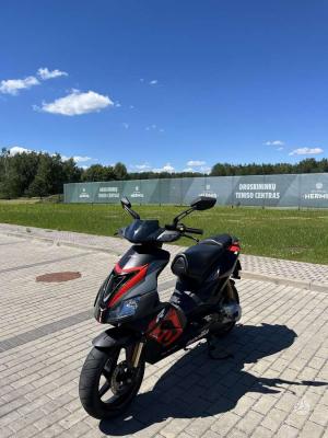 Черный Априлия SR 2018 в Лаздияй, объемом двигателя 49.00 л и пробегом 15 тыс. км за 2200 €, фото 4 на AUTOMOTO.COM.LV