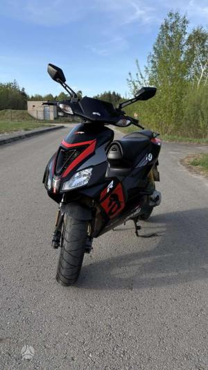 Melns Aprilia SR 2018 Panevēža, ar dzinēja tilpumu 49.00 L un nobraukumu 23 tūkst. km par 2050 €, foto  vietnē AUTOMOTO.COM.LV