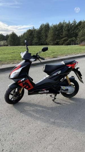 Melns Aprilia SR 2018 Panevēža, ar dzinēja tilpumu 49.00 L un nobraukumu 23 tūkst. km par 2050 €, foto 3 vietnē AUTOMOTO.COM.LV