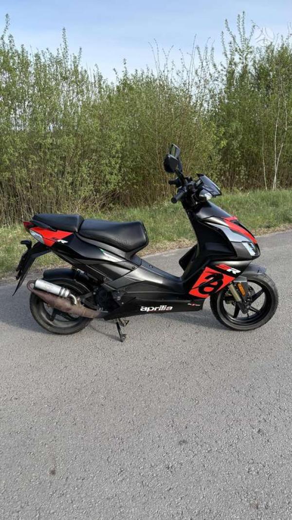 Melns Aprilia SR 2018 Panevēža, ar dzinēja tilpumu 49.00 L un nobraukumu 23 tūkst. km par 2050 €, foto 3 vietnē AUTOMOTO.COM.LV