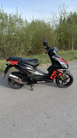 Melns Aprilia SR 2018 Panevēža, ar dzinēja tilpumu 49.00 L un nobraukumu 23 tūkst. km par 2050 €, foto 4 vietnē AUTOMOTO.COM.LV