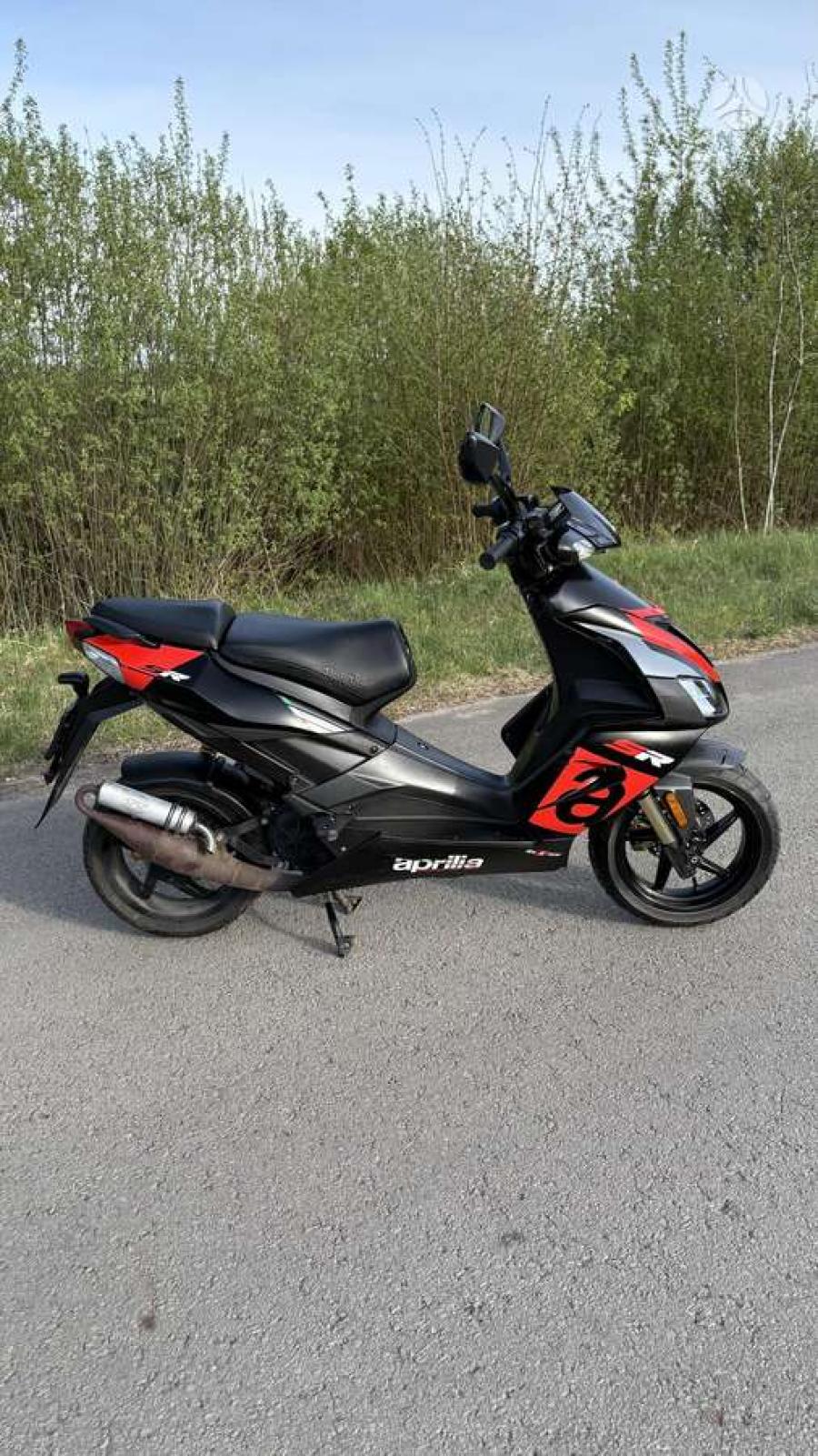 Melns Aprilia SR 2018 Panevēža, ar dzinēja tilpumu 49.00 L un nobraukumu 23 tūkst. km par 2050 €, foto 4 vietnē AUTOMOTO.COM.LV