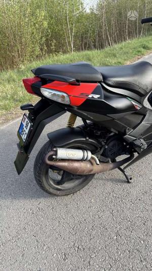 Melns Aprilia SR 2018 Panevēža, ar dzinēja tilpumu 49.00 L un nobraukumu 23 tūkst. km par 2050 €, foto 5 vietnē AUTOMOTO.COM.LV