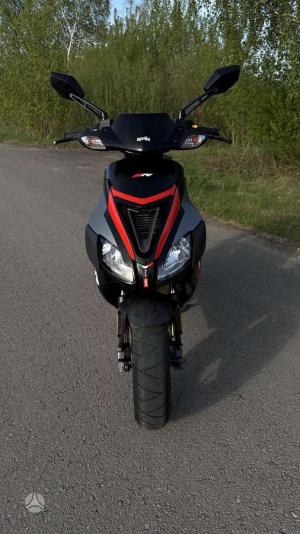 Melns Aprilia SR 2018 Panevēža, ar dzinēja tilpumu 49.00 L un nobraukumu 23 tūkst. km par 2050 €, foto 6 vietnē AUTOMOTO.COM.LV