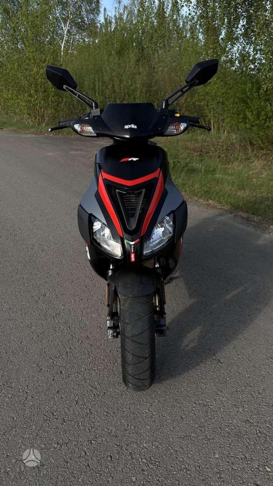 Melns Aprilia SR 2018 Panevēža, ar dzinēja tilpumu 49.00 L un nobraukumu 23 tūkst. km par 2050 €, foto 6 vietnē AUTOMOTO.COM.LV