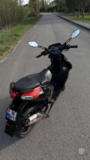 Melns Aprilia SR 2018 Panevēža, ar dzinēja tilpumu 49.00 L un nobraukumu 23 tūkst. km par 2050 €, foto 8 vietnē AUTOMOTO.COM.LV