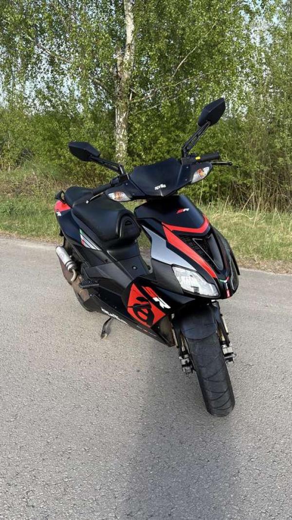 Melns Aprilia SR 2018 Panevēža, ar dzinēja tilpumu 49.00 L un nobraukumu 23 tūkst. km par 2050 €, foto 8 vietnē AUTOMOTO.COM.LV