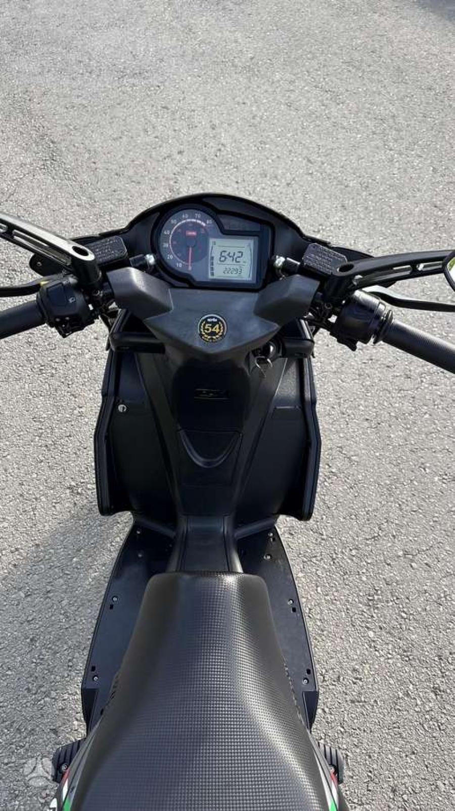 Melns Aprilia SR 2018 Panevēža, ar dzinēja tilpumu 49.00 L un nobraukumu 23 tūkst. km par 2050 €, foto 10 vietnē AUTOMOTO.COM.LV